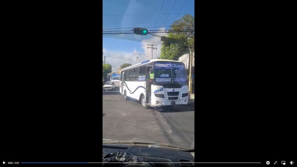 Denuncian a microbuseros que pasan un semáforo en rojo por pelear la ...