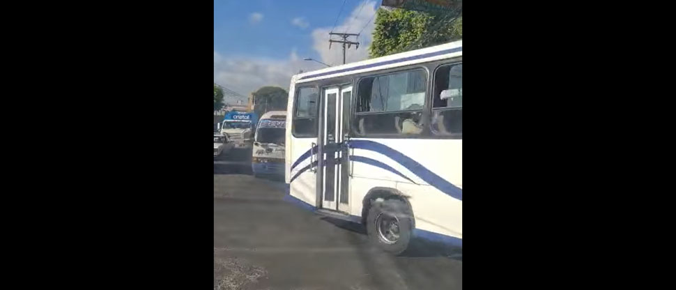 Denuncian a microbuseros que pasan un semáforo en rojo por pelear la ...
