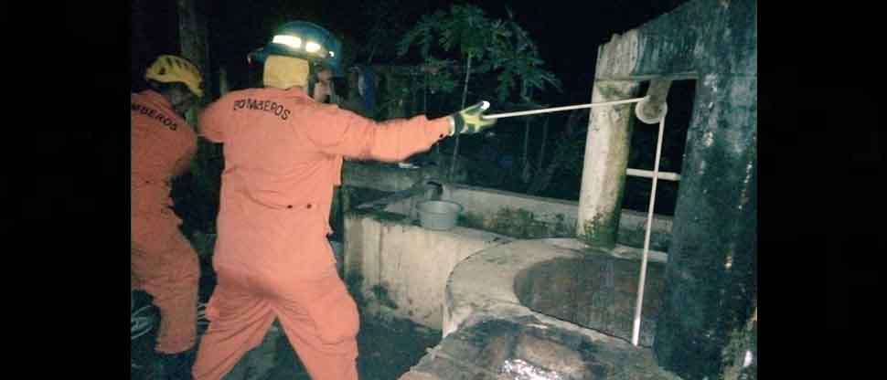 Bomberos rescatan un perrito que se encontraba al interior de un pozo de 35 metros de ...