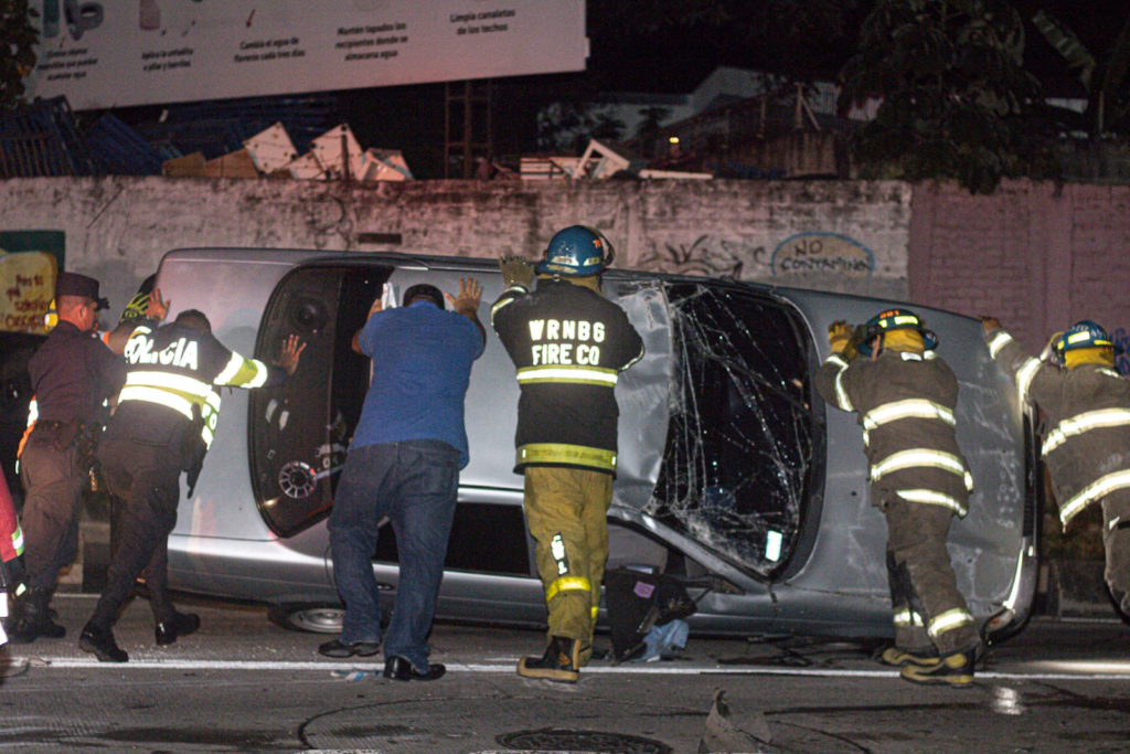 Aparatoso accidente casi cobra la vida de un conductor en Alameda Juan ...
