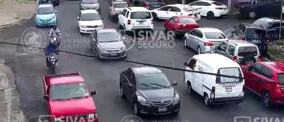 Captan instante cuando panelito se estrella contra camioneta en la ...