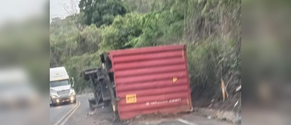 PRECAUCIÓN: rastra vuelca en peligrosas curvas de “Quebrada Seca” – El Blog