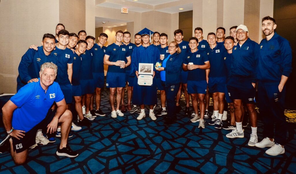 Francis Castillo recibe su diploma de High School en plena ...