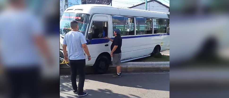 Microbús de la ruta 38-E queda atorado en el arriate central de la carretera Troncal del norte ...