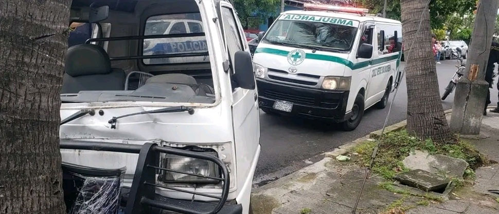 Conductor de panelito queda atrapado tras chocar contra un árbol – El Blog