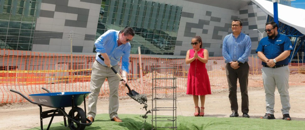 Colocan la primera piedra para la ampliación del Aeropuerto Nacional Monseñor Óscar Arnulfo ...