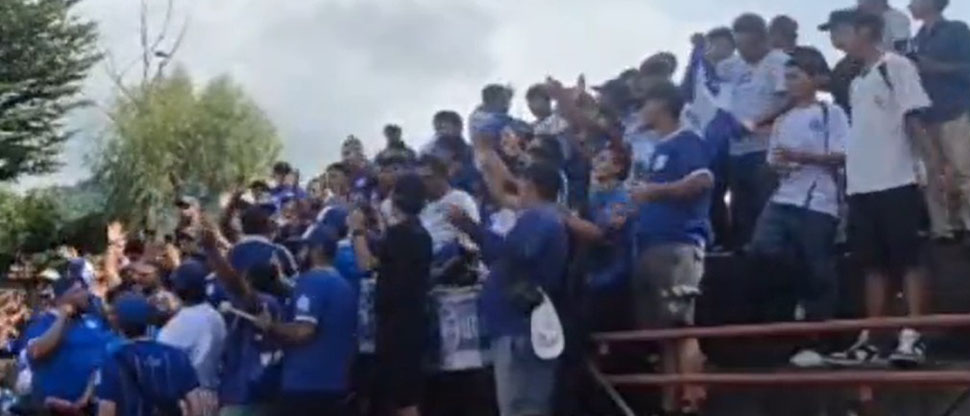 La barra azul incluye patria querida en sus cánticos para el partido ...