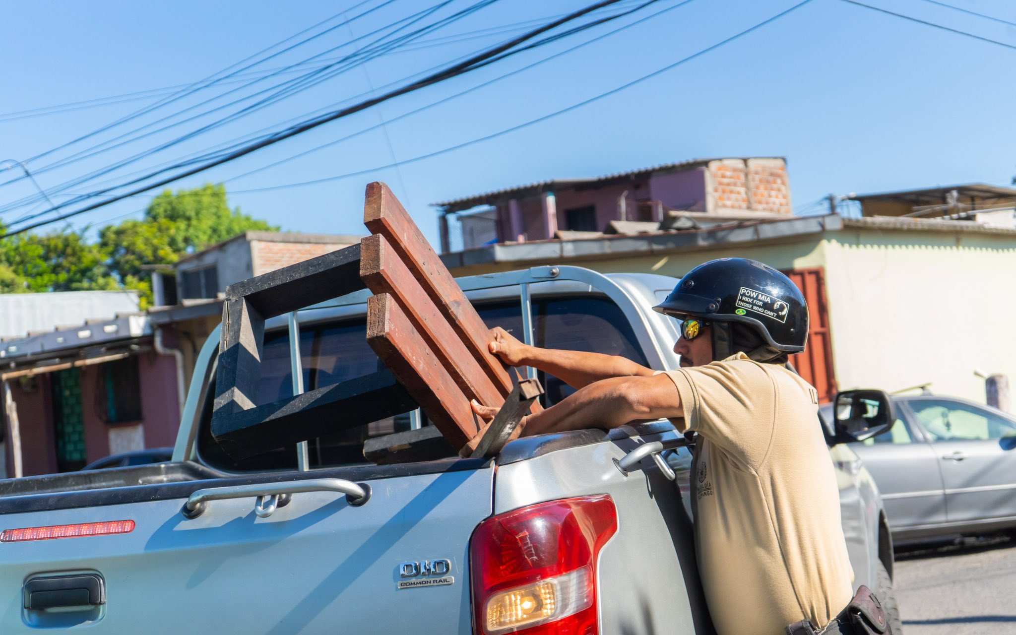 Retiran llantas y otros objetos que eran utilizados para reservar parqueos en calles de Ilopango ...