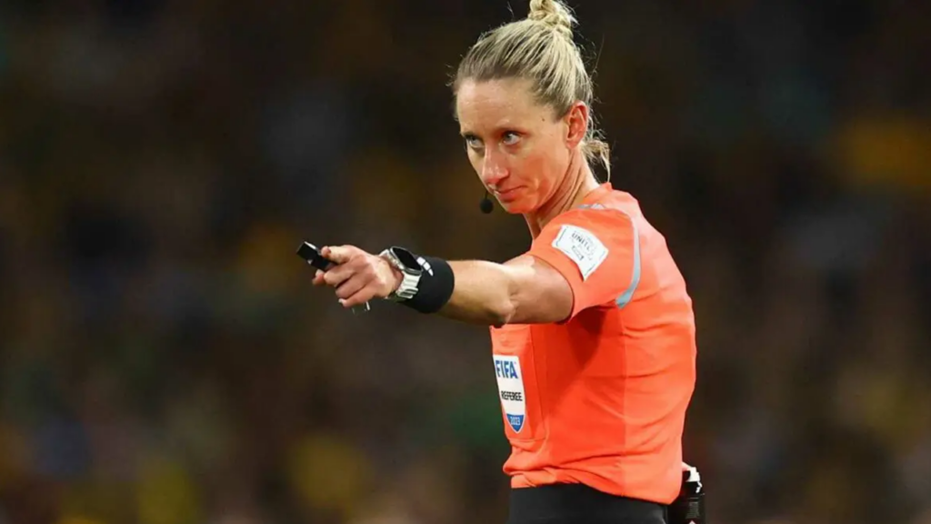 Tori Penso, la segunda mujer en pitar en un mundial masculino – El Blog